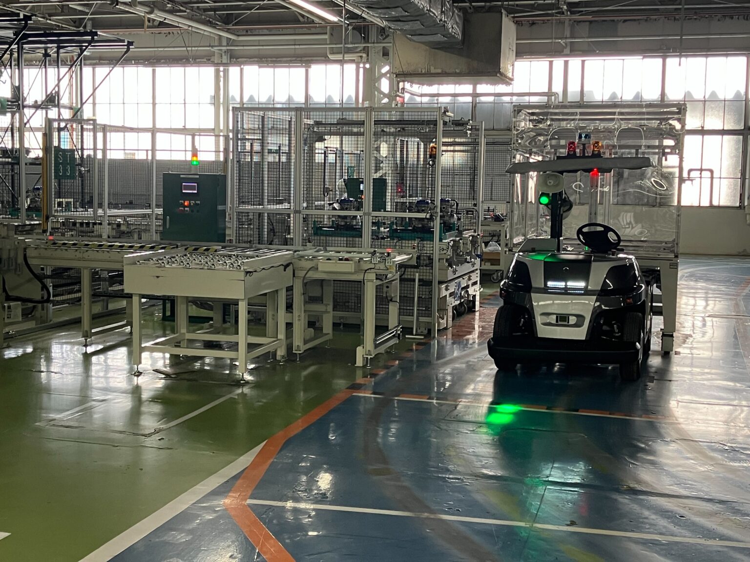 商談前に“導入現場”を体感！団体工場見学ツアー | 【eve auto イヴ オート】従来のAGVでは叶わなかった屋外搬送を実現